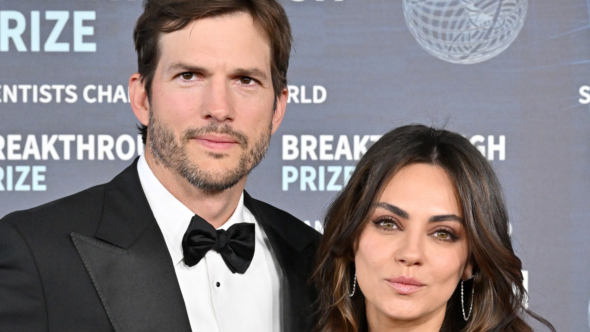 Ashton Kutcher & Mila Kunis' Golden Globes body language was so shady