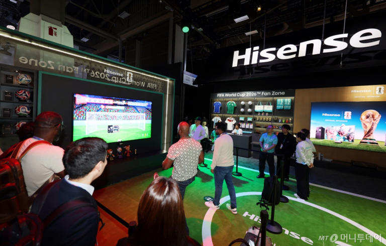 '적자 늪' 빠진 삼성·LG TV…생존 전략 시험대