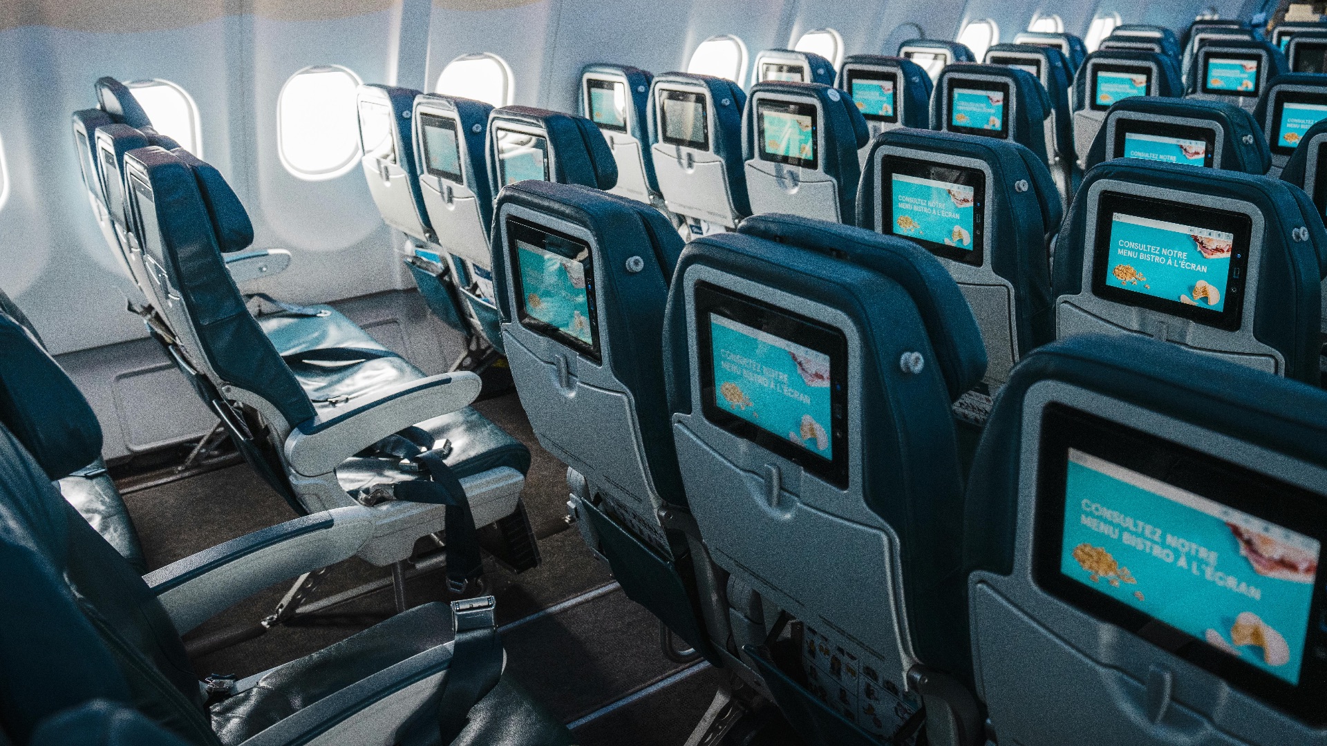 10 hidden perks of the middle seat on a flight & 10 obvious downsides