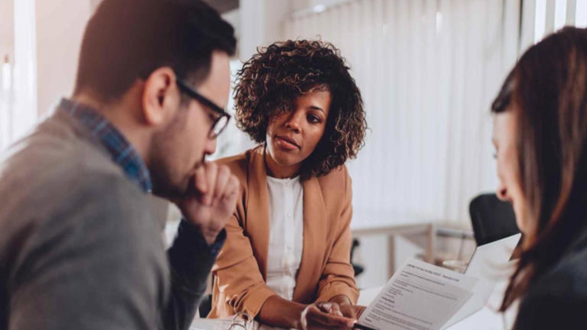 Financial advisors agree: This one habit will change your money life in ...