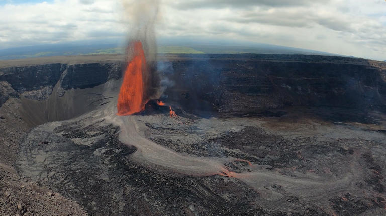 Crowds flock to see Hawaii's Kilauea spew lava 800 feet into sky