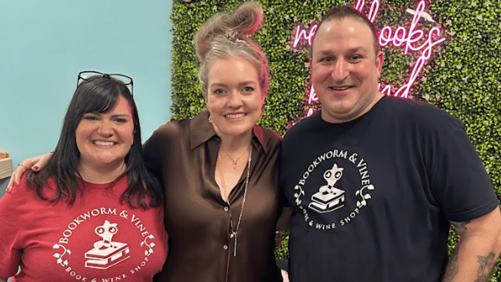 'It Ends with Us' author surprises Myrtle Beach fans at midnight book ...