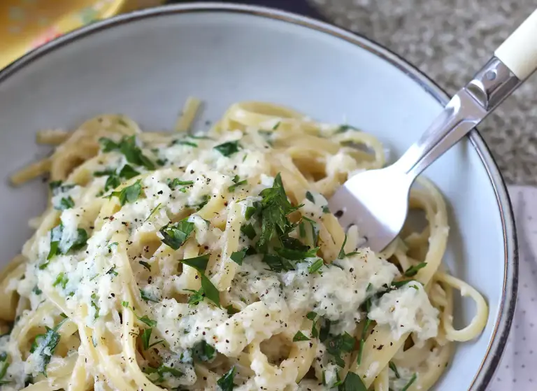 Creamy onion pasta: A tasty and super cheap pasta dish!