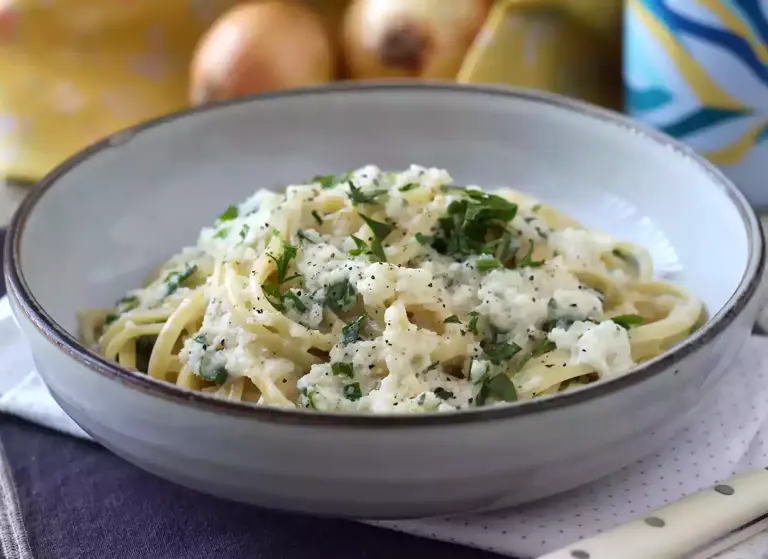 Creamy onion pasta: A tasty and super cheap pasta dish!