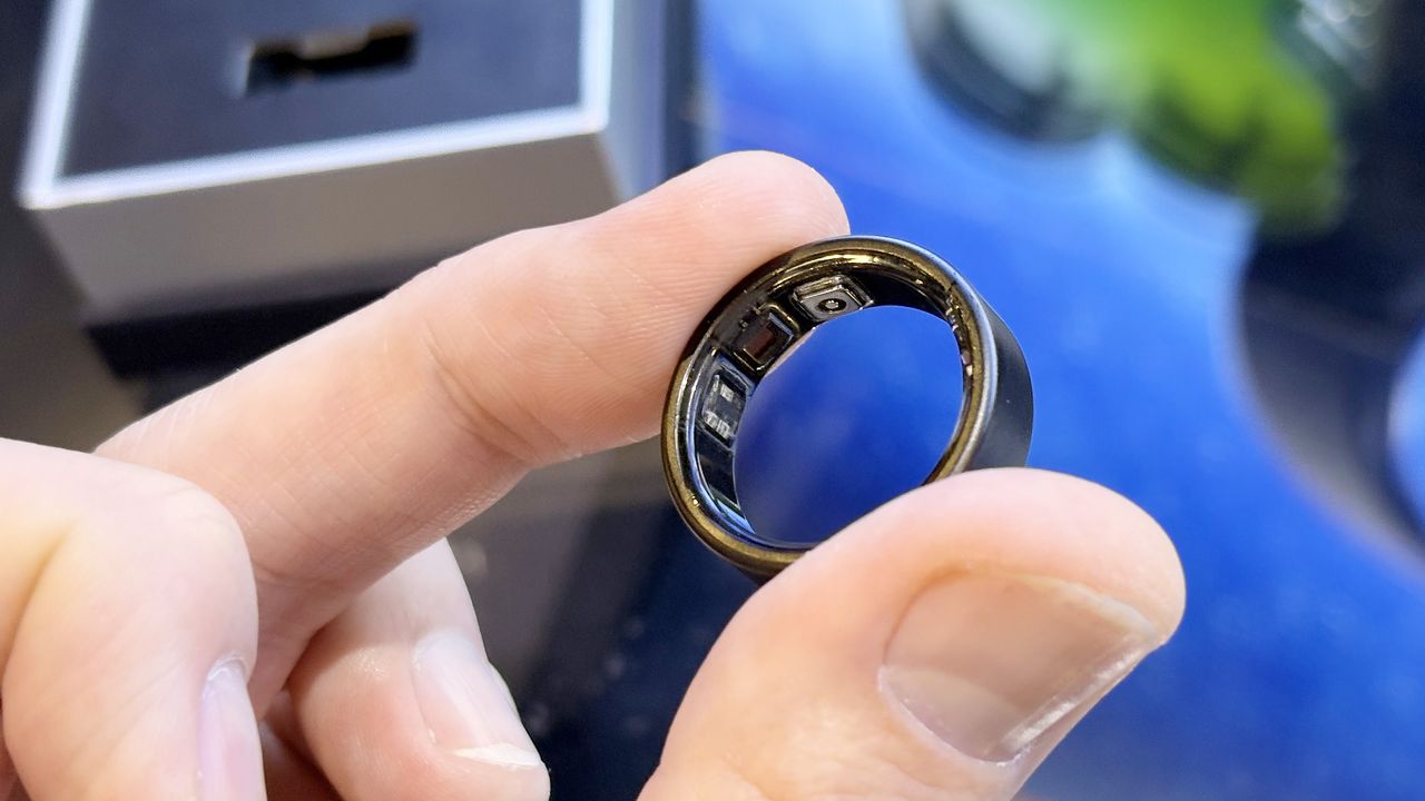 I just tried a smart ring made by Apple's former product designer — and ...