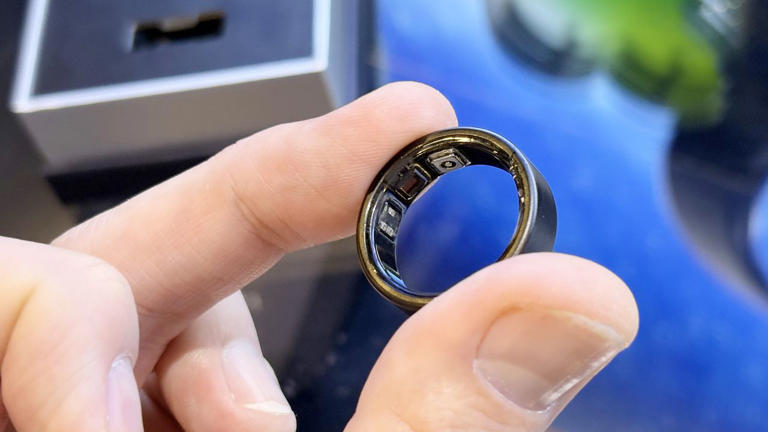 I just tried a smart ring made by Apple's former product designer — and ...
