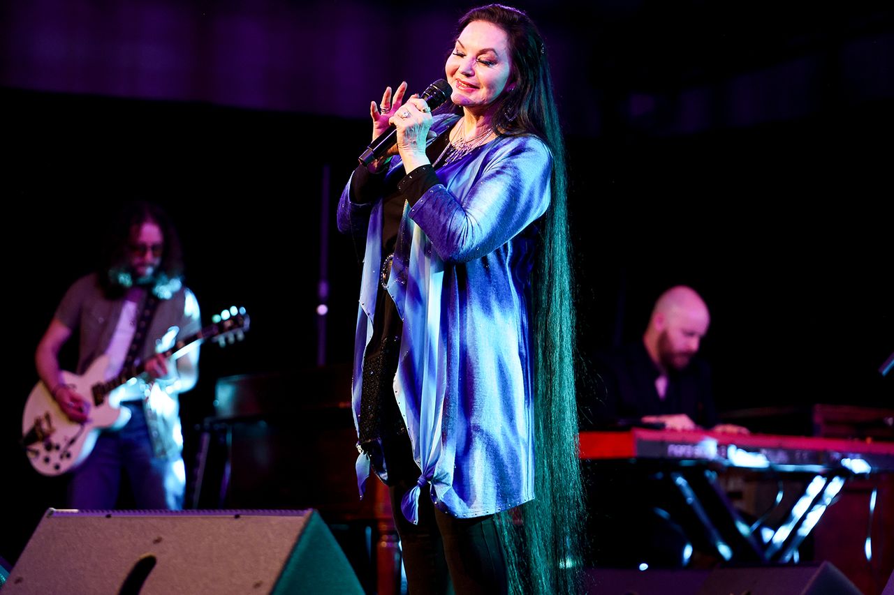 Crystal Gayle gives health update after being forced to back out of ...