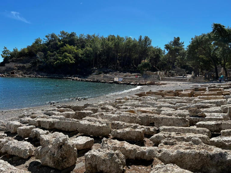 This 300-mile coastal trail lets hikers explore ancient ruins, sapphire ...