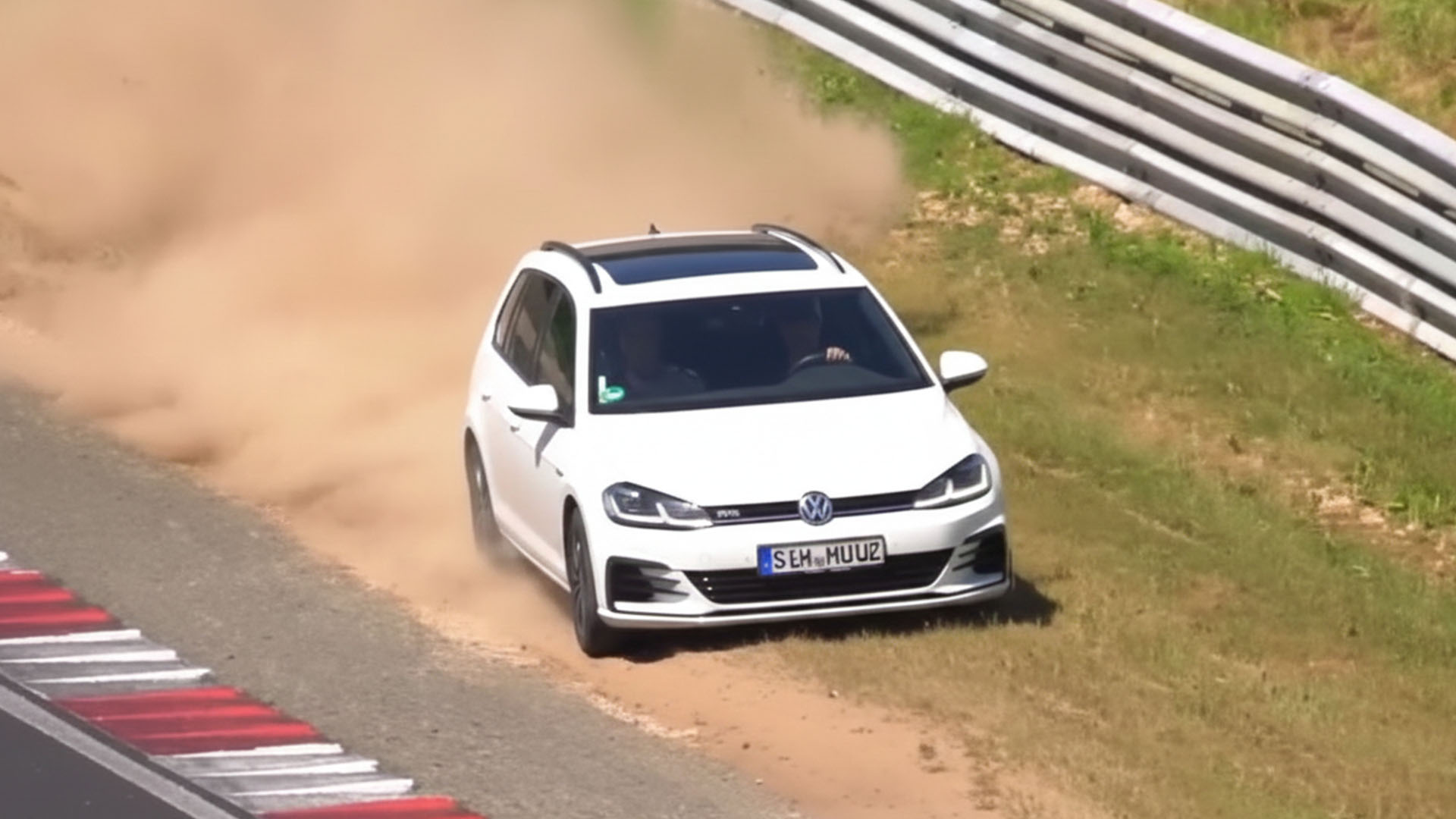 Nordschleife full of close calls and fast action