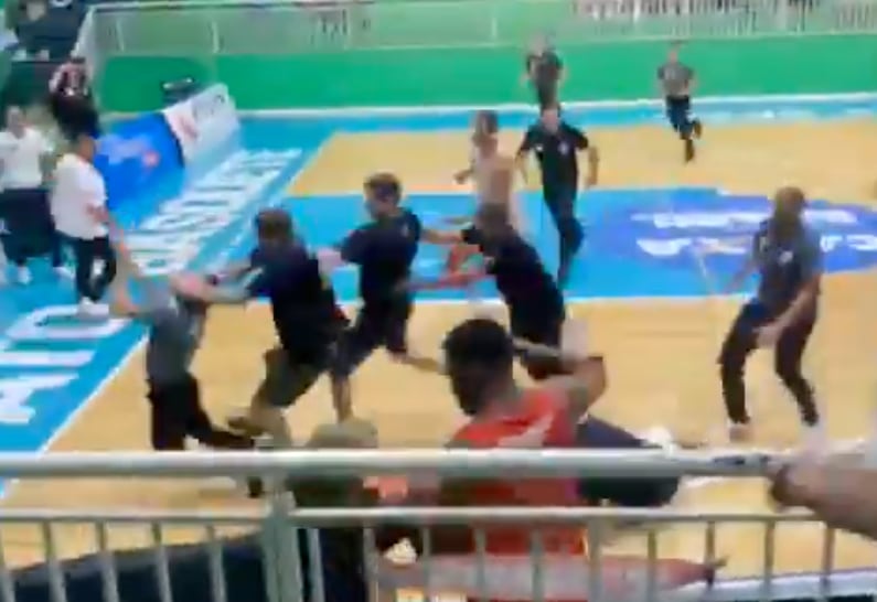 Video: Brutal agresión contra un árbitro en pleno partido de básquet