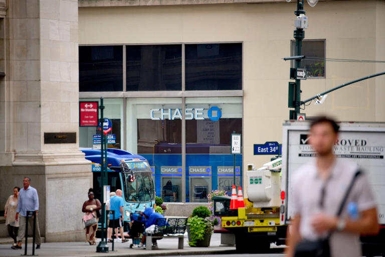 Dow falls after JPMorgan kicks off earnings season on a down note