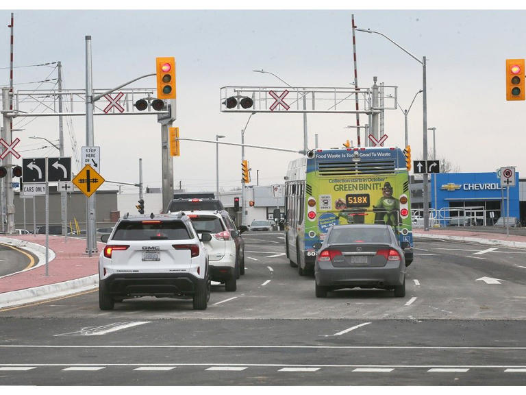 Howard-Sydney intersection near Windsor's Devonshire Mall opens