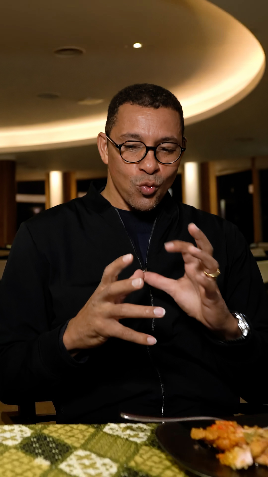 Gilberto Silva tries spicy Indonesian food