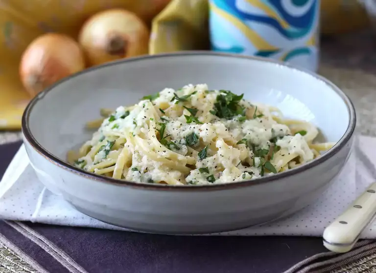 Creamy onion pasta: A tasty and super cheap pasta dish!