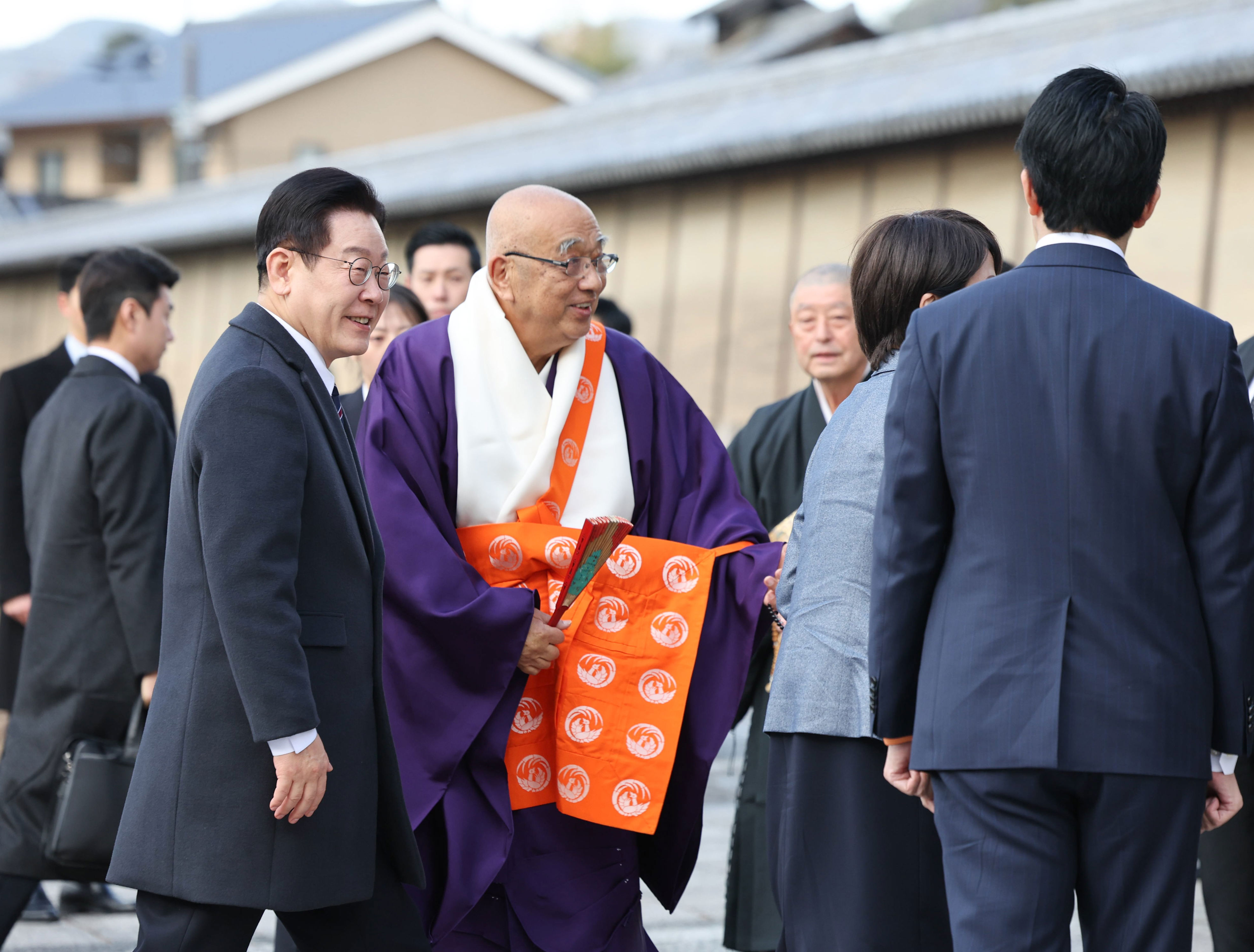 President Lee Jae-myung and Takaichi visit Horyuji Temple
