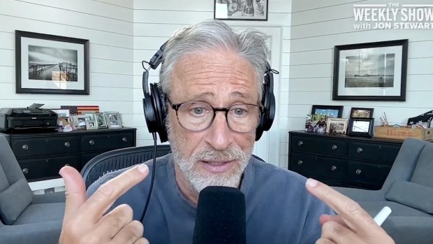 Jon Stewart thinks the Clintons should 'absolutely' comply with Epstein ...