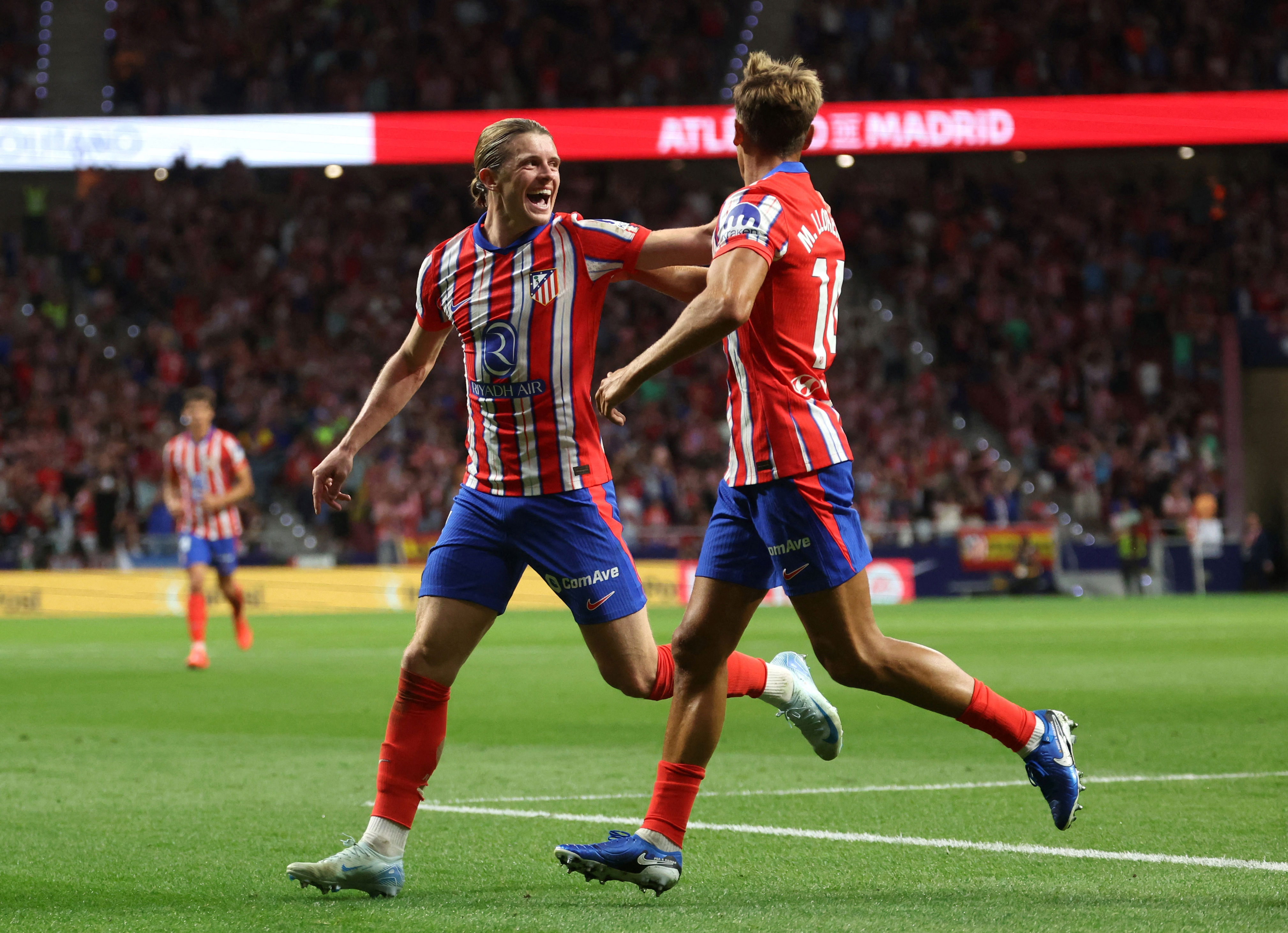 Atletico Madrid bosses debating £30m sale after Man United make ...