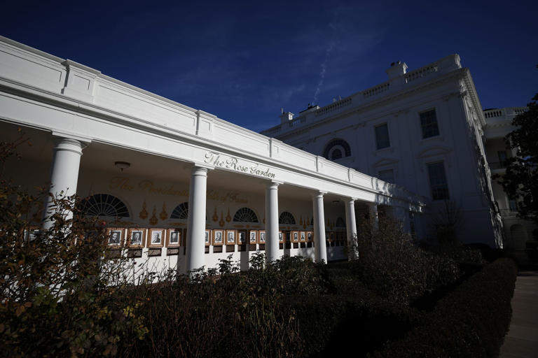 White House adds a new 'tacky' sign for the Rose Garden