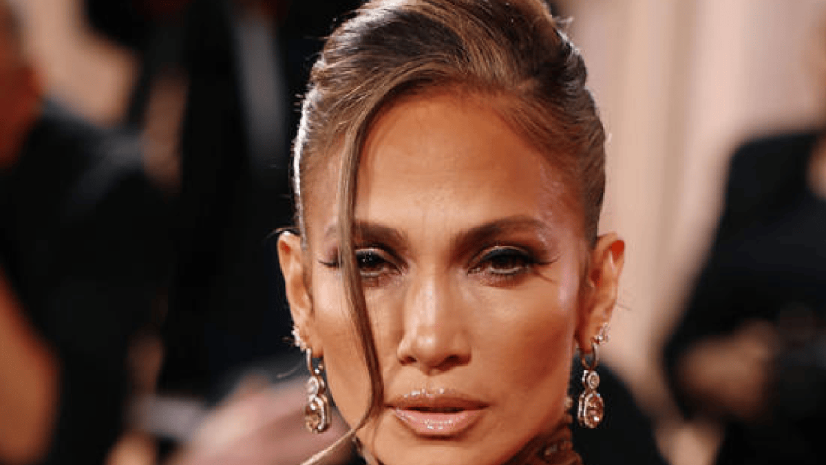 Why Everyone Is Losing It Over Jennifer Lopezs Latest Red Carpet Look