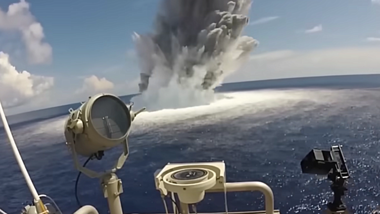 Why did the US Navy sink the USS Dubuque during the world’s largest ...