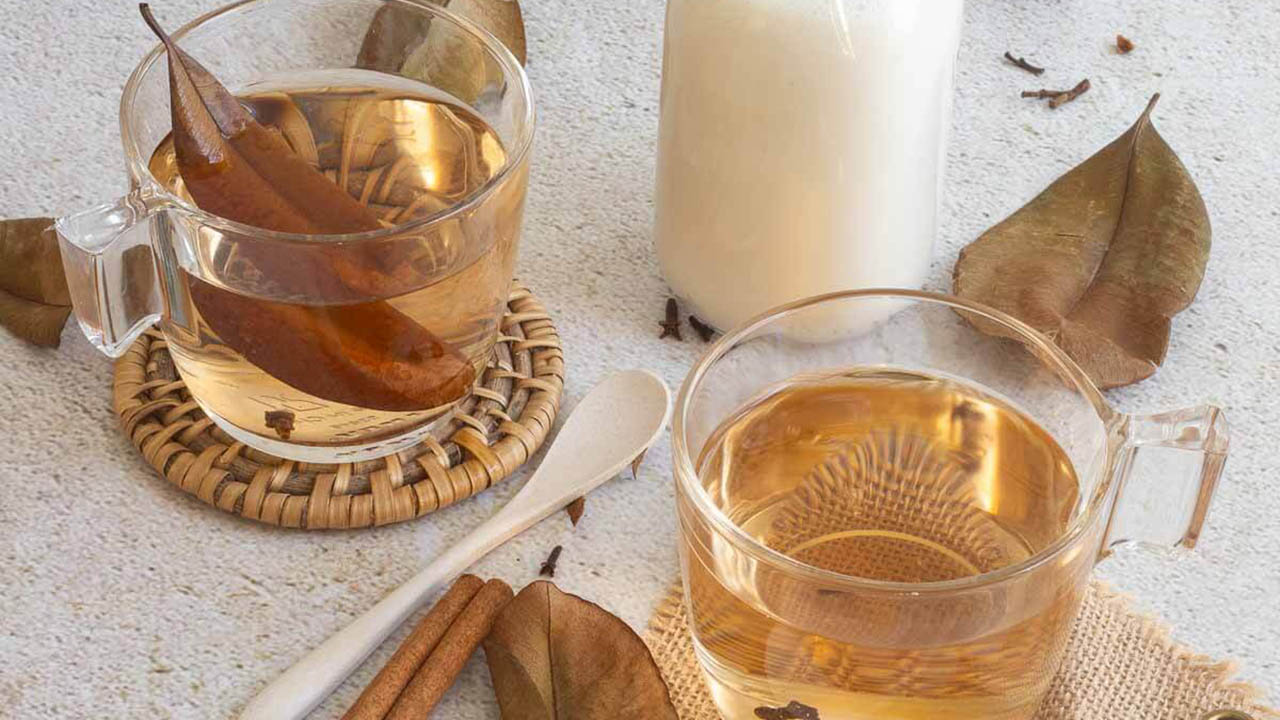 What are the potential benefits of bay leaf and cinnamon tea?