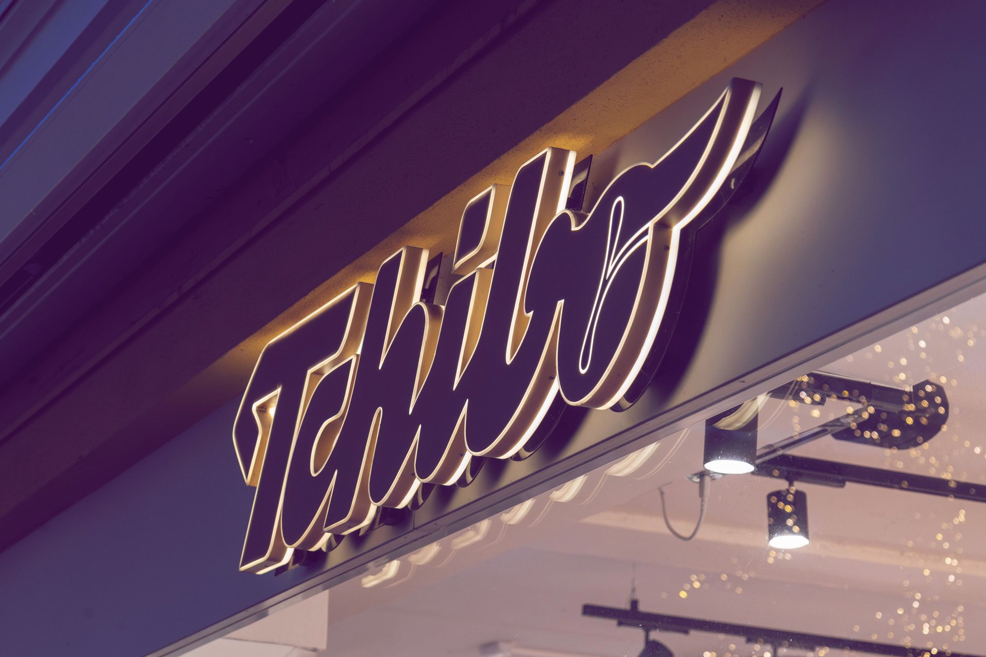 Dieser kuschelige Bouclé‑Hocker von Tchibo schafft Ordnung und ...