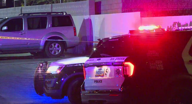 Woman shot in Las Vegas robbery, suspects on the run