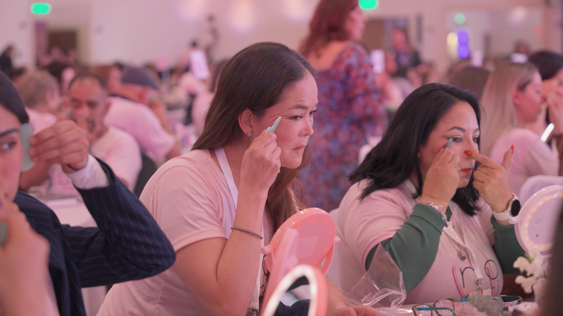 Largest Gua Sha facial lesson 432 people by Cosmetica Internacional ...