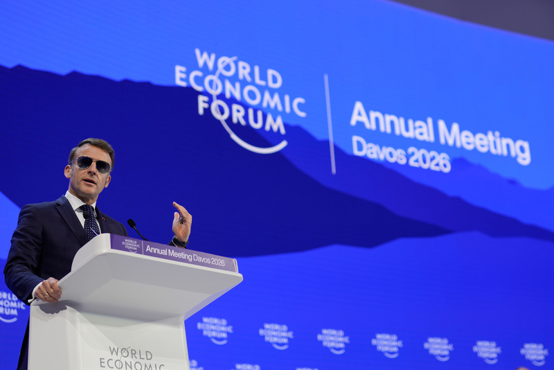 Macron kritizoval americké kroky, s Trumpem se v Davosu nechystá sejít