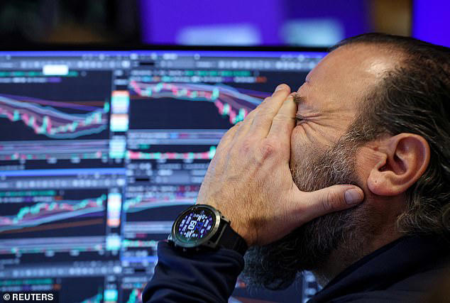 'Sell America' trade in full swing as US stocks and dollar plunge as ...