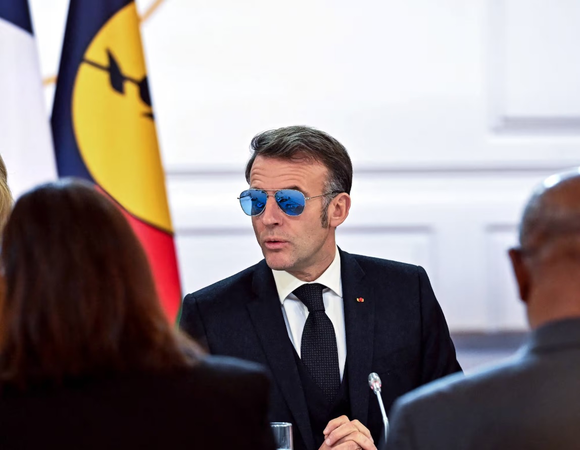 Lunettes aviateur à l’Élysée : l’apparition d’Emmanuel Macron qui a ...