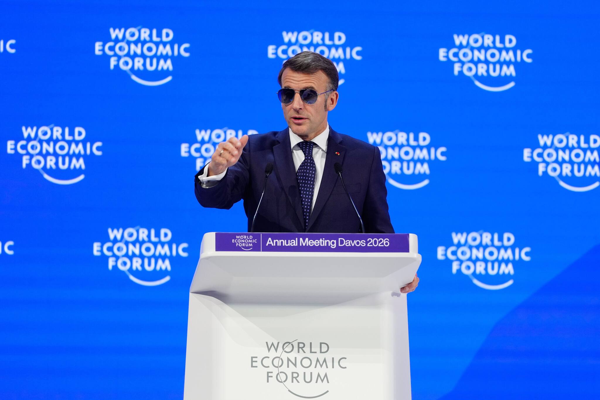 Macron hält Rede in Davos mit Pilotenbrille