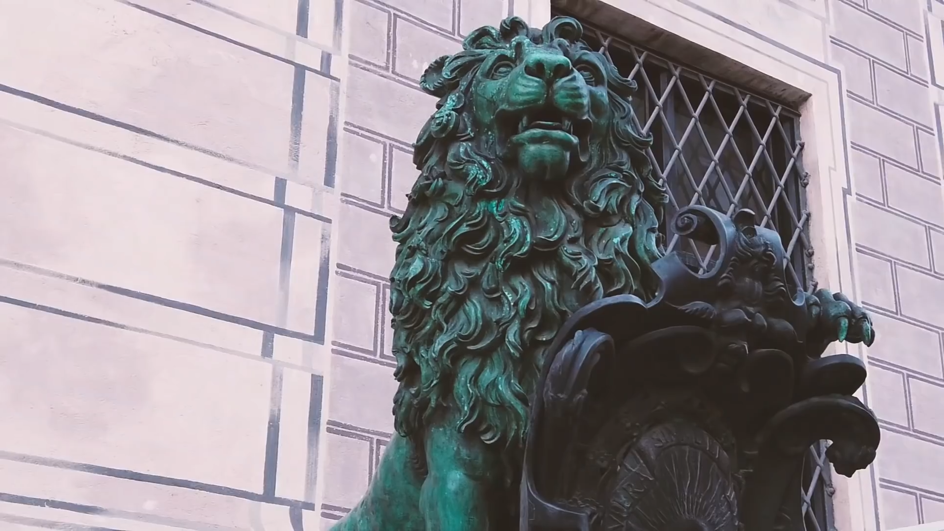 Why are there so many lions in European cities?