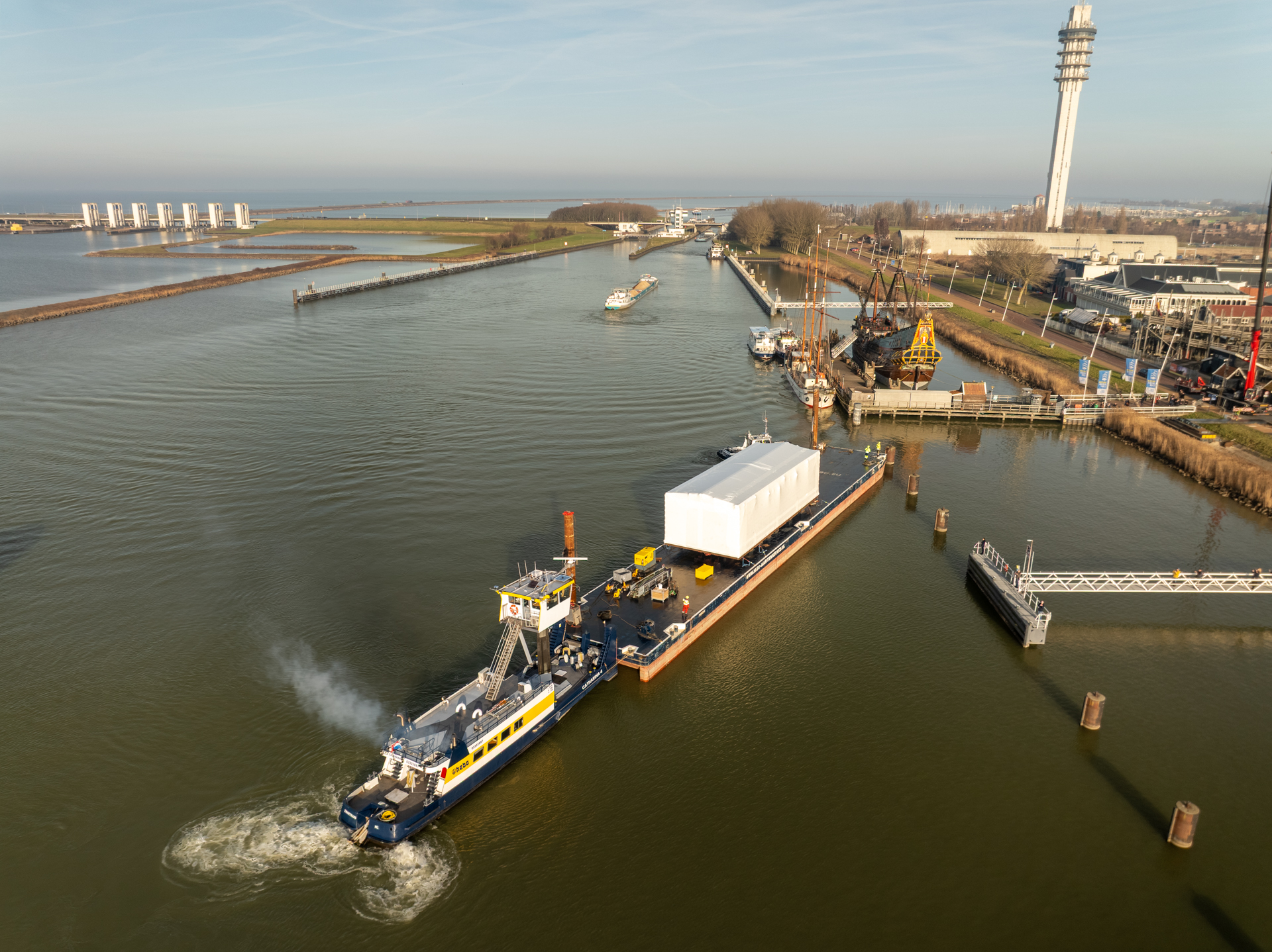 Spectaculaire operatie: 600 jaar oud scheepswrak van 50 ton drijft over ...