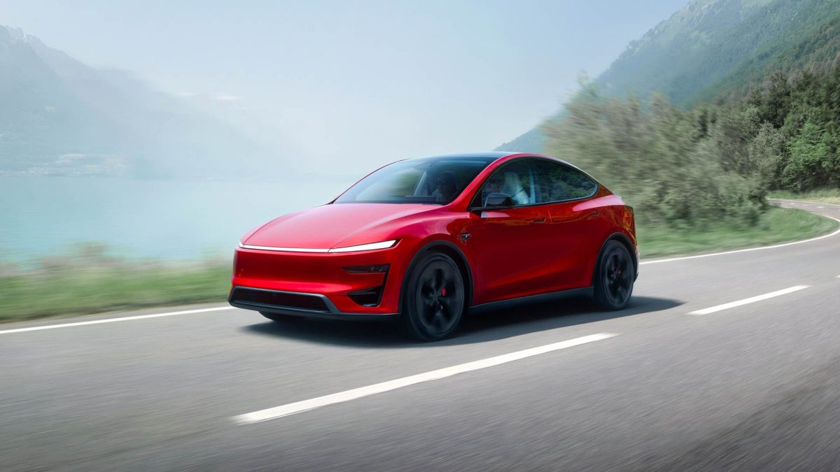 Tesla elimina Autopilot di serie negli Usa e spinge sul FSD in abbonamento