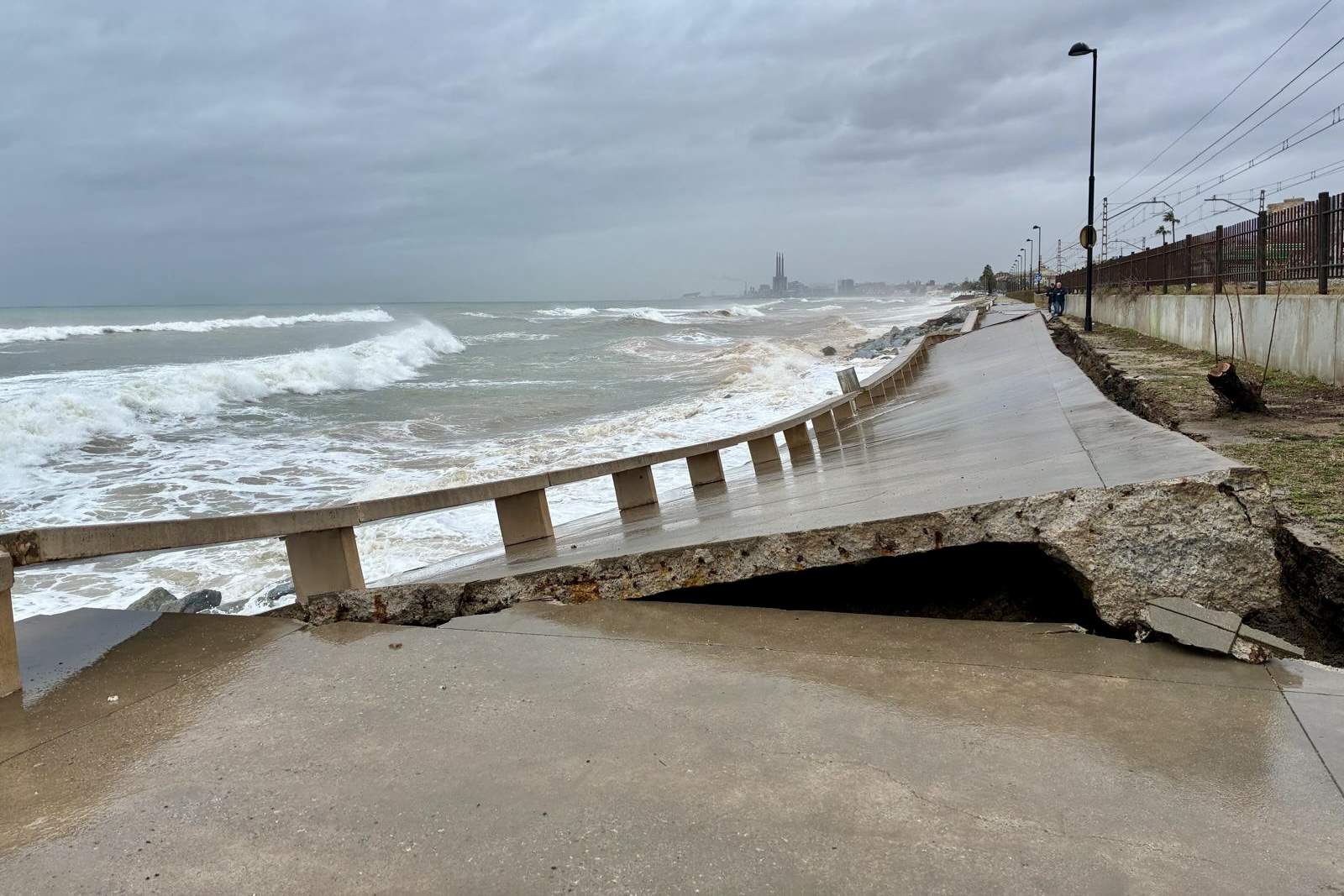 El temporal destroza un tramo del paseo marítimo de Badalona y pone en ...