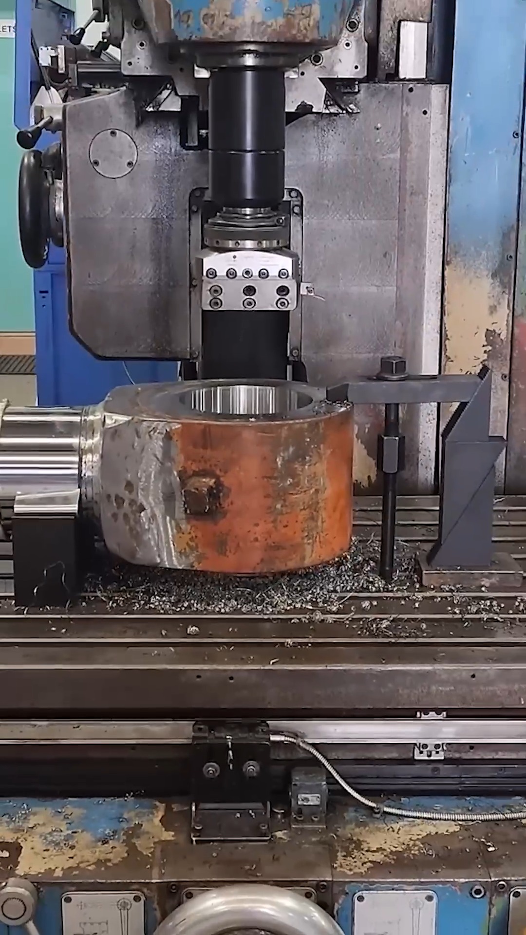 Boring out a bucket cylinder rod eye