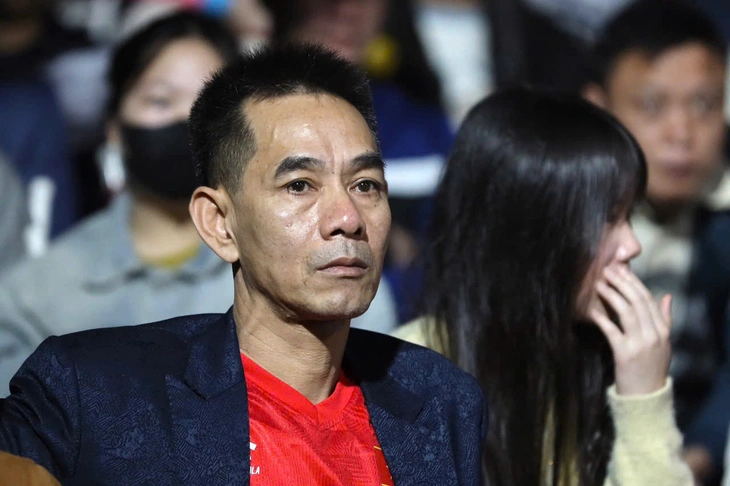 Gia đình, bà con xóm làng lo lắng cho trung vệ Nguyễn Hiểu Minh