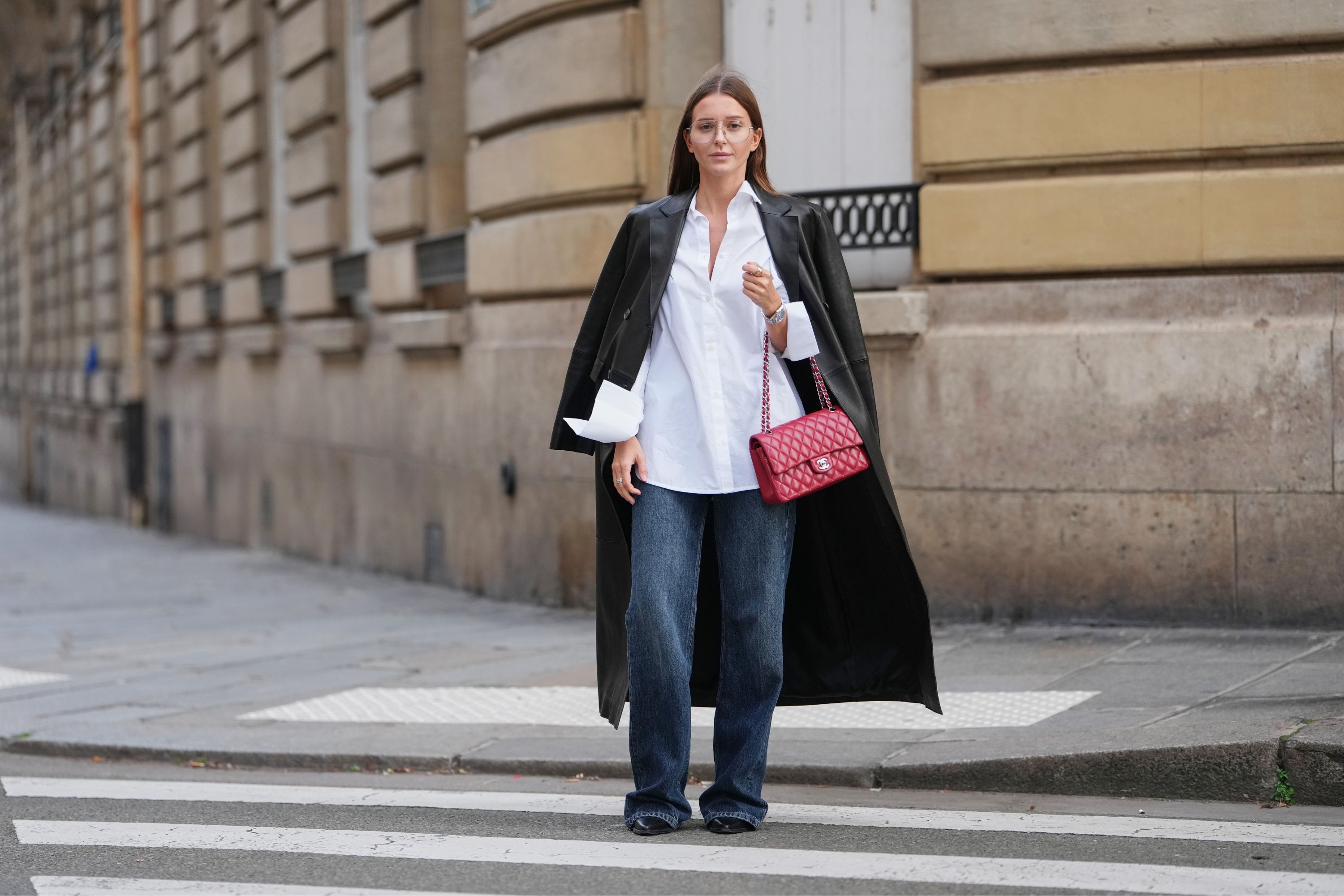 Los jeans color gris se combinan con estos zapatos en tendencia para un ...