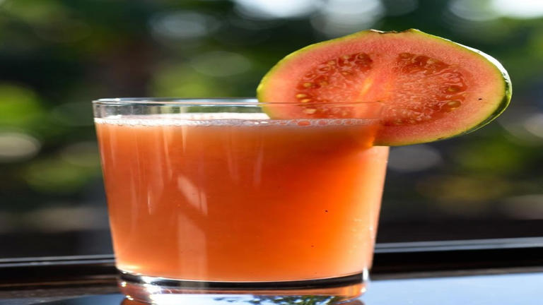 The powerful health benefits of guava juice, according to nutrition experts