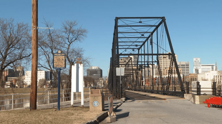 Why has the Walnut Street Bridge never fully been rebuilt?