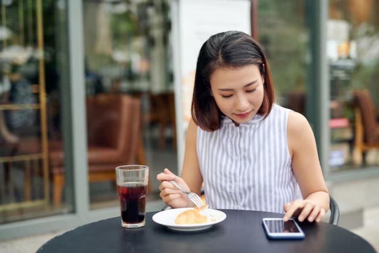 Orang yang meletakkan ponselnya menghadap ke bawah saat makan ...