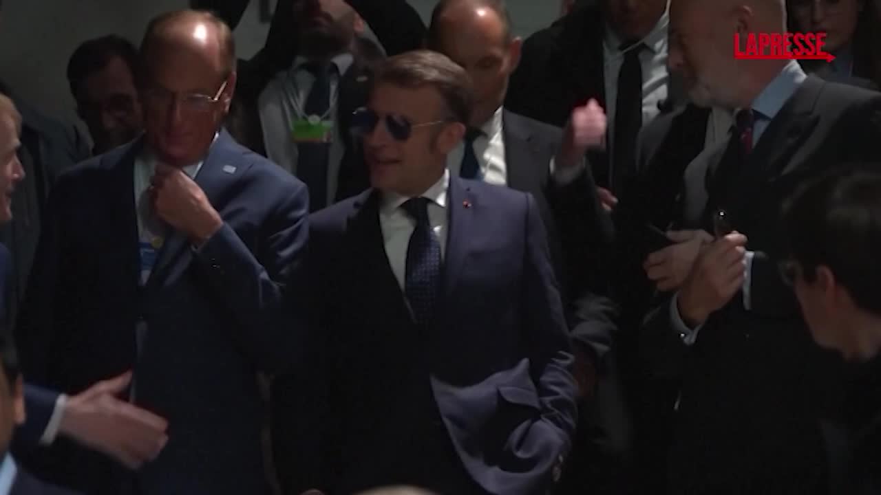 Davos, Macron arriva al forum come Tom Cruise in Top Gun: occhiali a ...