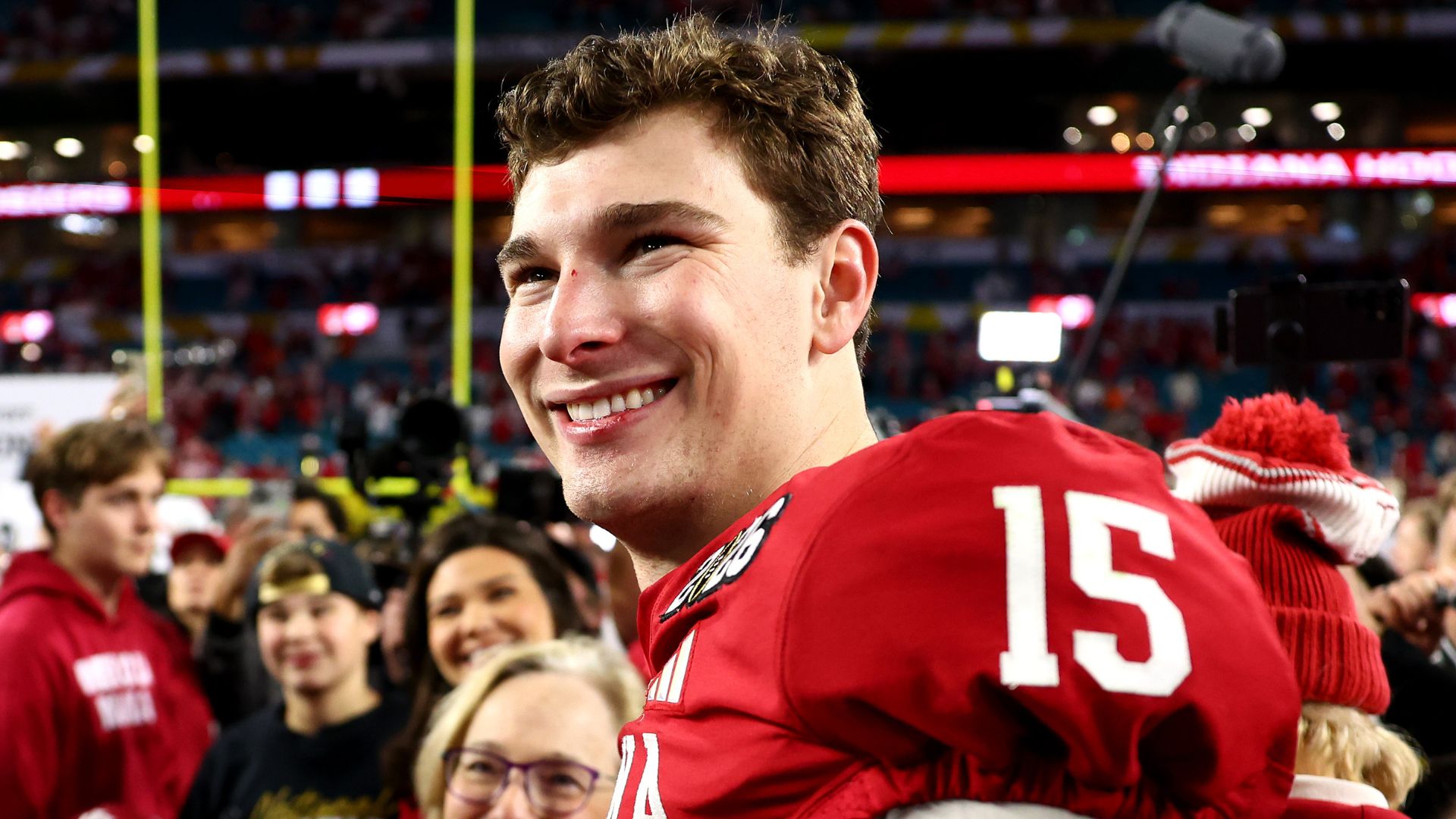 Fernando Mendoza breaks down with mom Elsa after Indiana wins national ...
