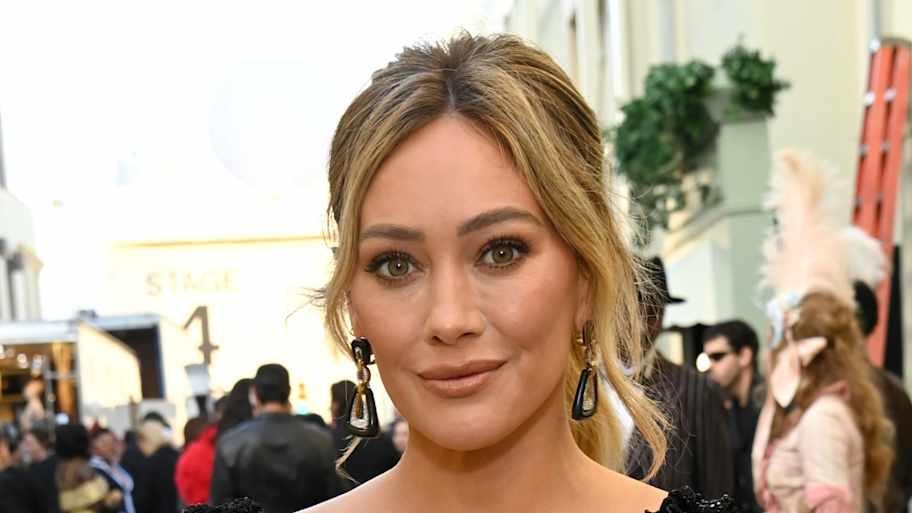 Hilary Duff kicks off ‘Small Rooms, Big Nerves’ tour in London, and ...