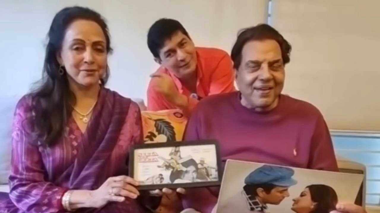 Unseen video of Dharmendra and Hema Malini vibing to Aas Paas song ...