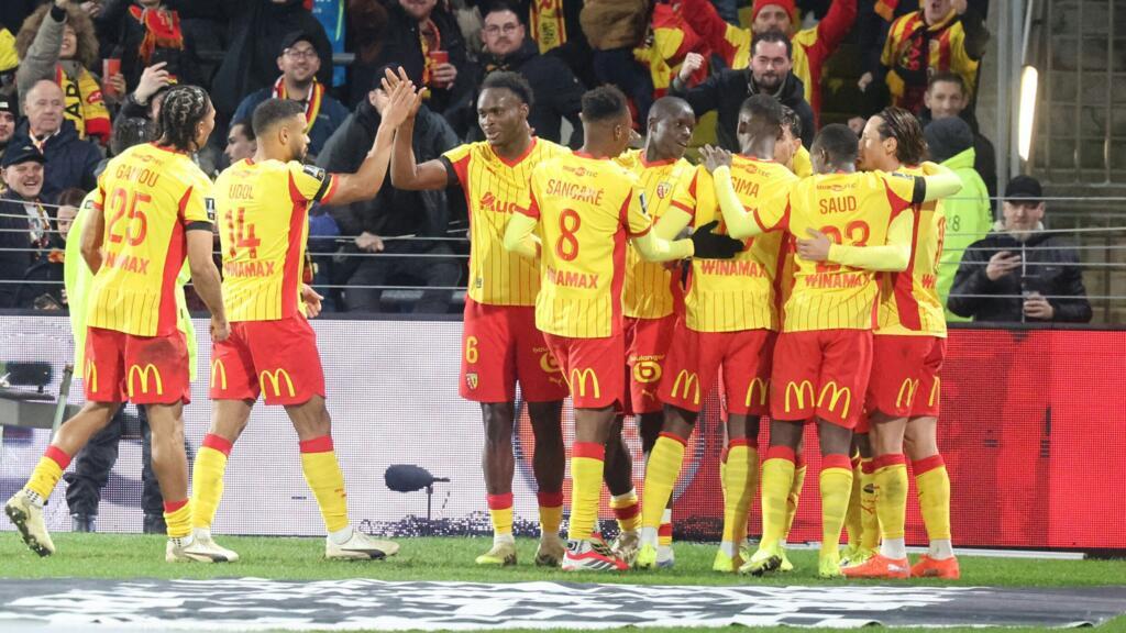 Futebol: Lens segura primeiro lugar na Ligue 1