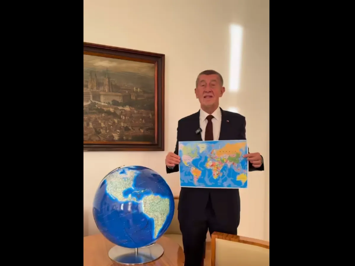 Babiš vysvětluje spor o Grónsko. Na pomoc si vzal glóbus a mapu