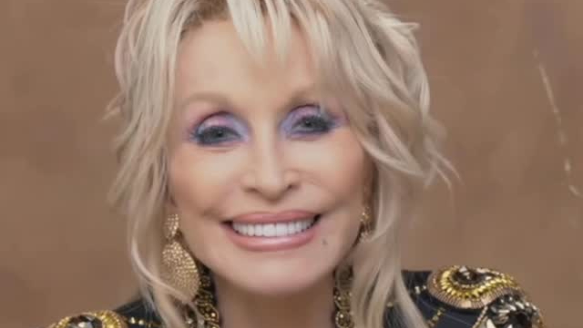 Dolly Parton feirer 80-årsdagen sin med stil, iført en spektakulær kjole