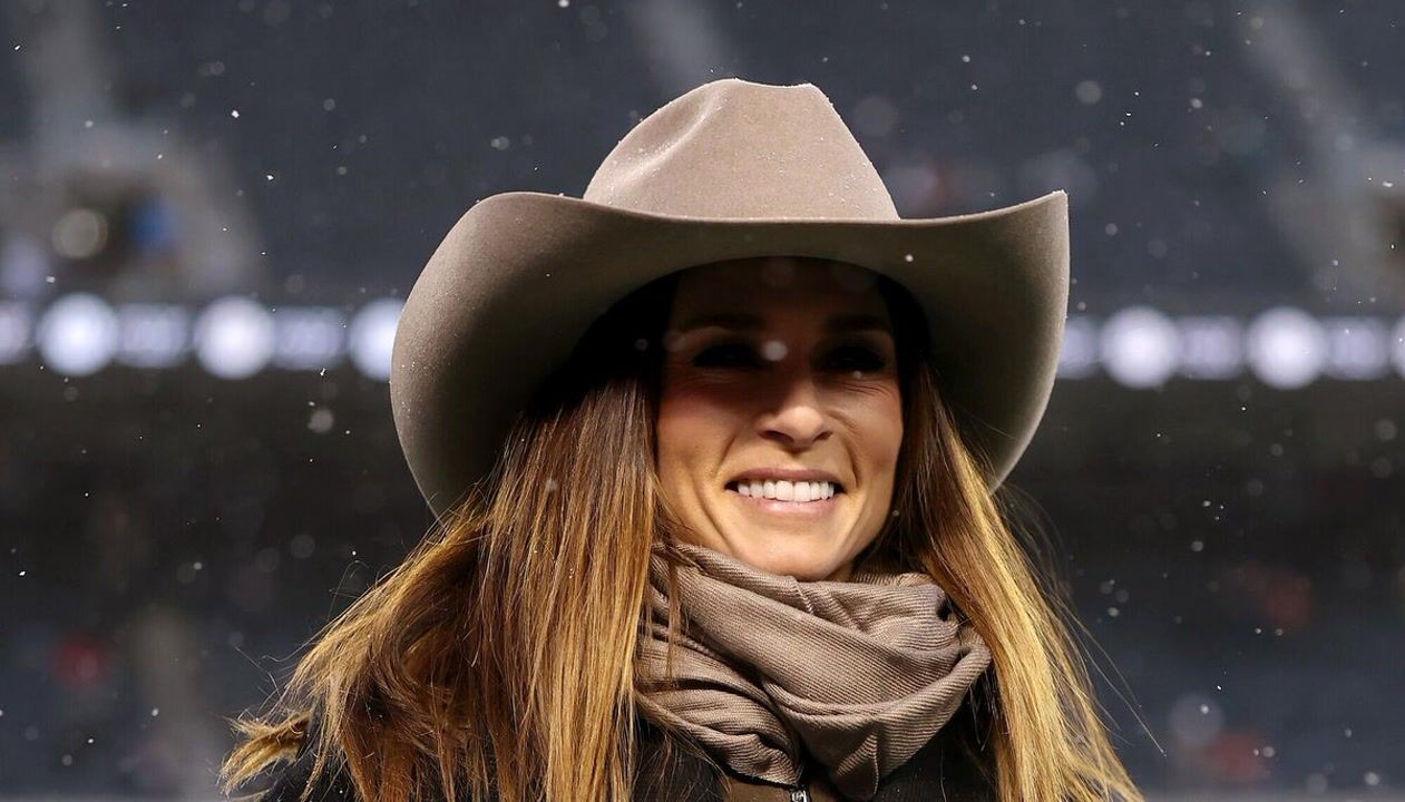 Danica Patrick returns to Bears after Rodgers split